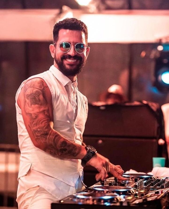 Dennis Dj surpreende fãs com #LiveDennisdasAntigas