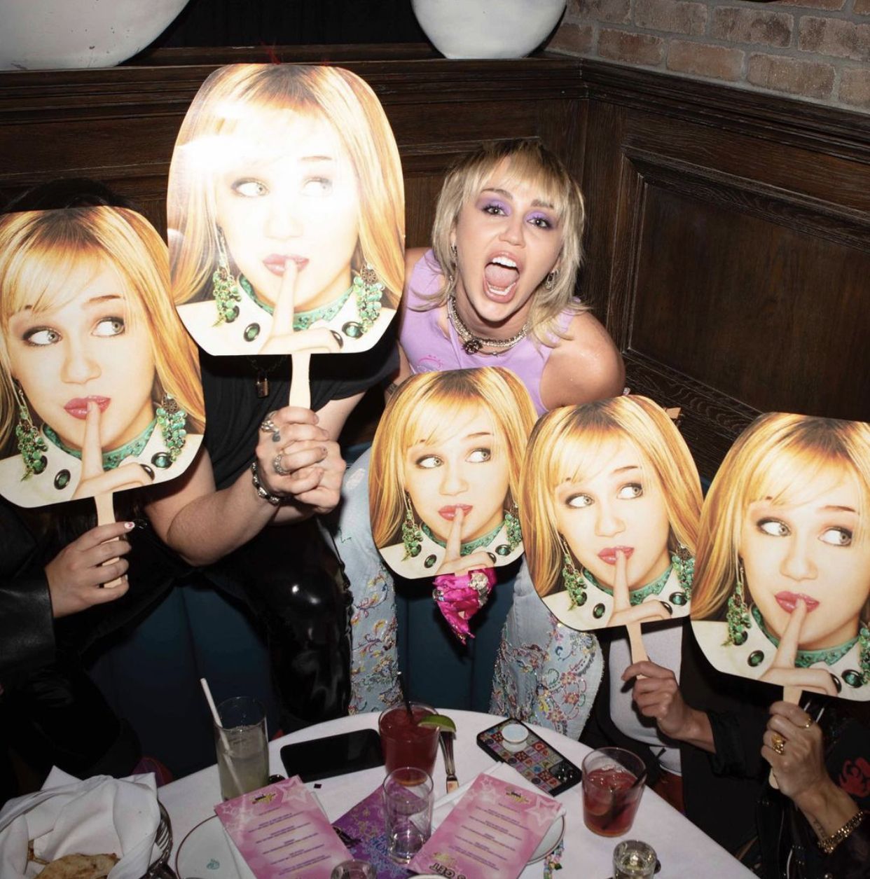 Miley Cyrus celebra 15 anos de 'Hannah Montana'