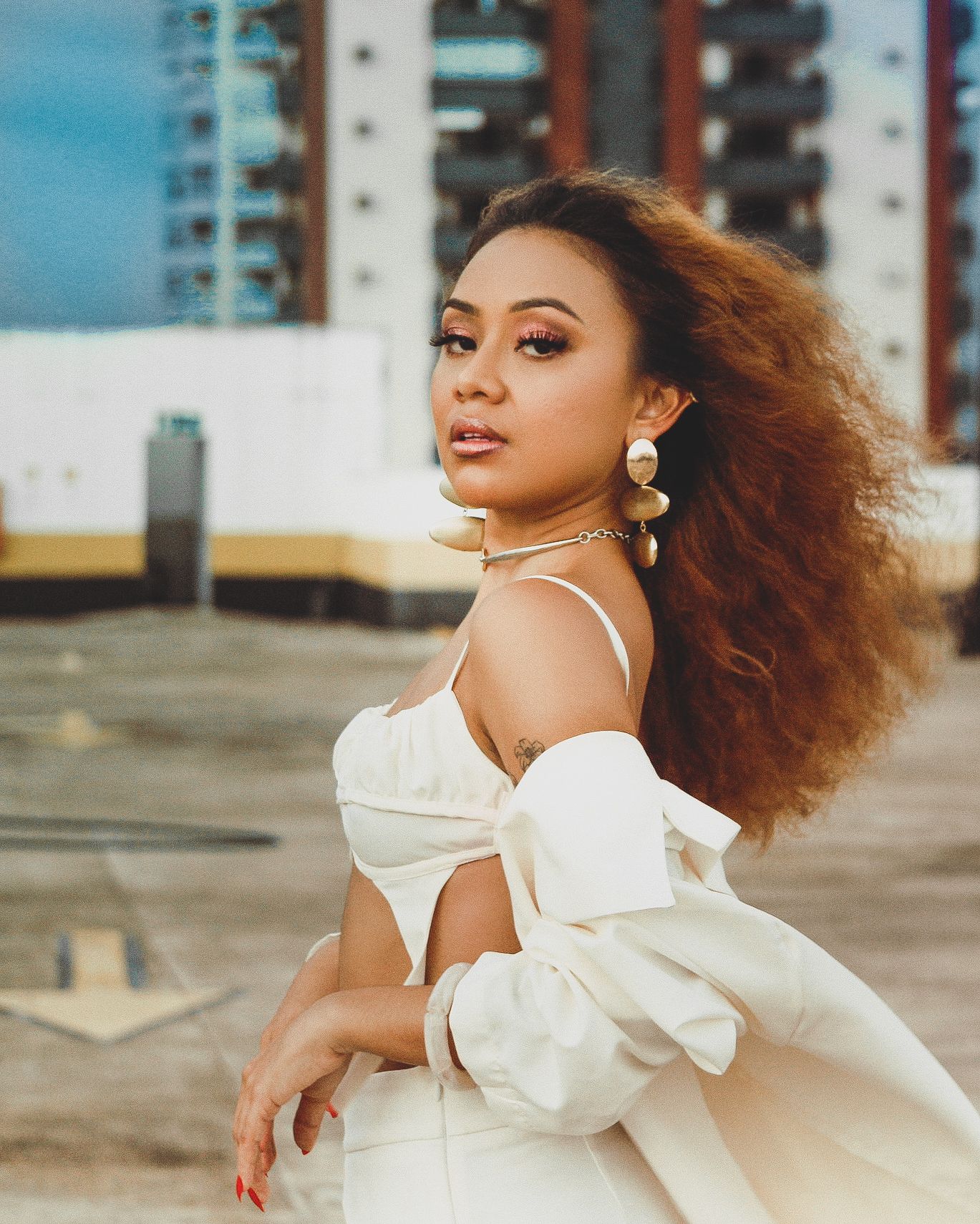 Rapper Anna Suav enfatiza ascensão e independência feminina em nova ...