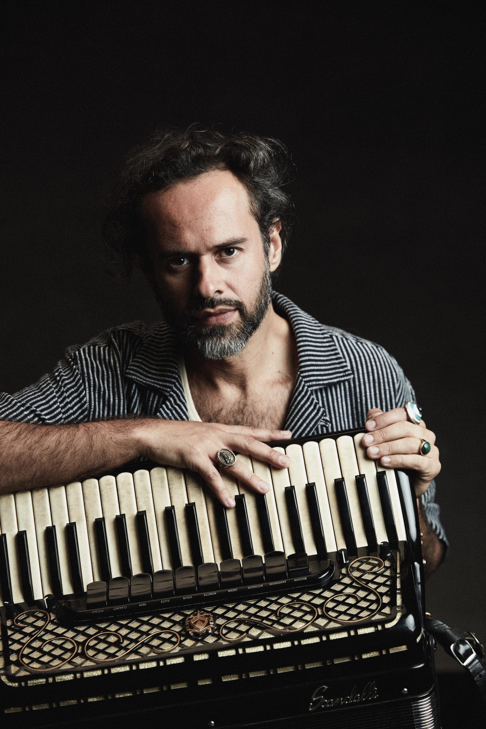 Marcelo Jeneci canta sucessos da MPB em Manaus