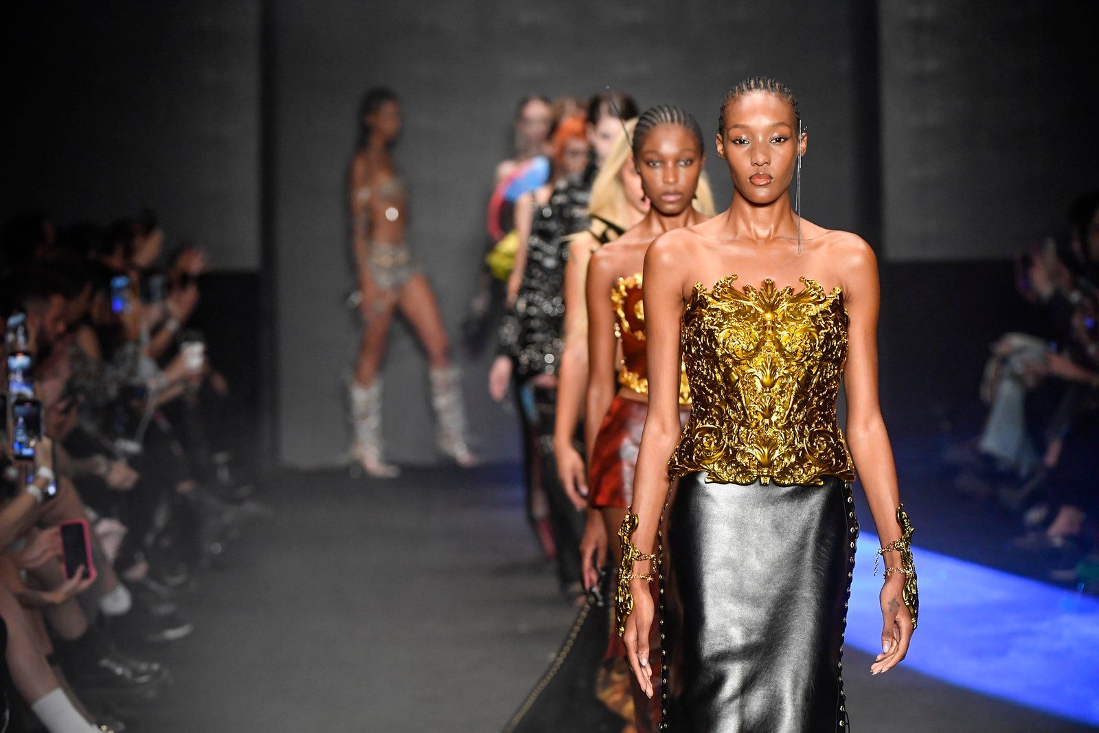 São Paulo Fashion Week estreia com overbooking em desfile da ARTEMISI