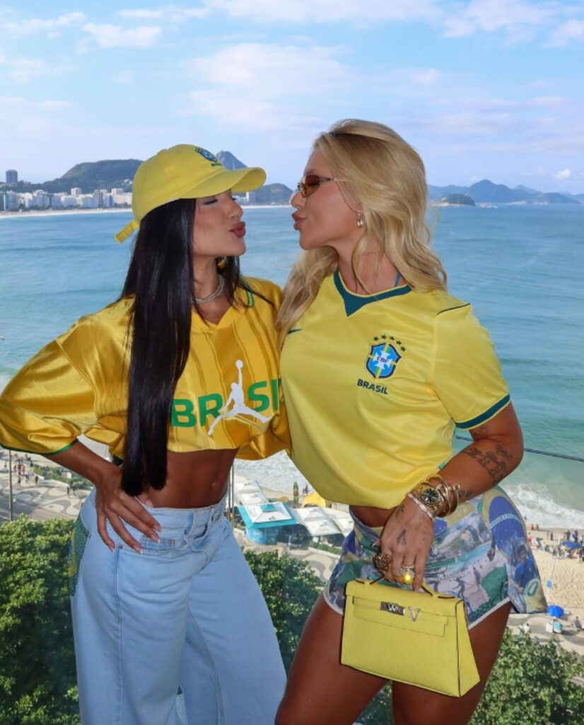 Virginia Fonseca vai ao Maracanã acompanhada de amiga